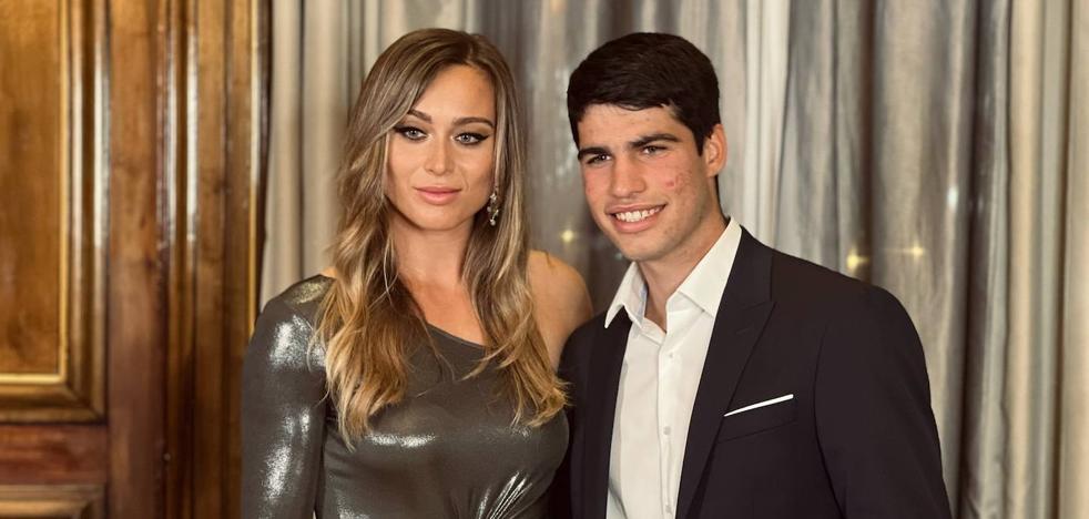 Carlos Alcaraz y Paula Badosa posan juntos en la gala de los Premios AS ...