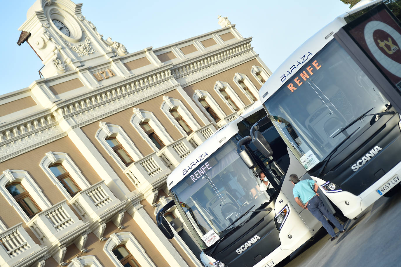 Fotos: Escasa afluencia de pasajeros en el autobús de Renfe que cubre ...