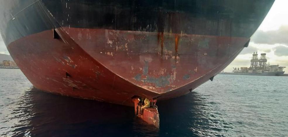 The three migrants who arrived on the helm of an oil tanker in the ...